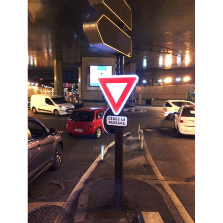 Panneau AB3b - Cédez le passage à l'intersection I WP Signalisation